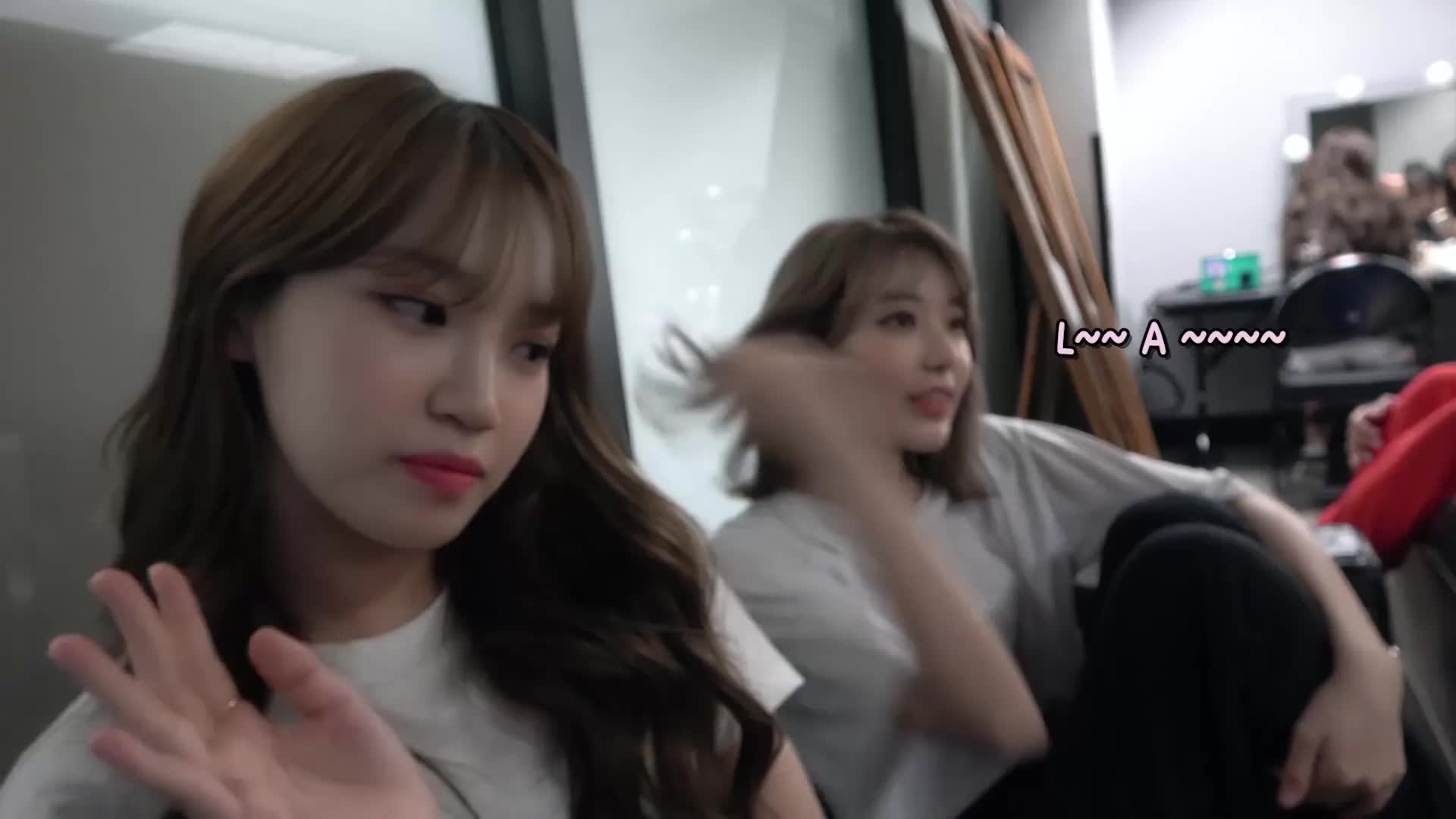 Sakura teaching Chaewon how to do the LA hand sign | Scrolller