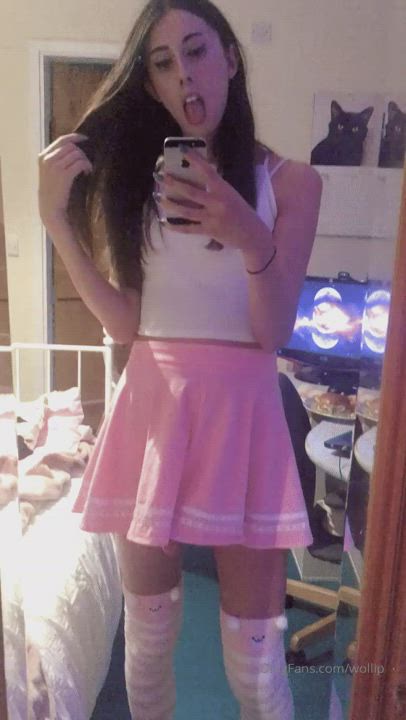 Look a cute tiny skirt on a trap | Scrolller