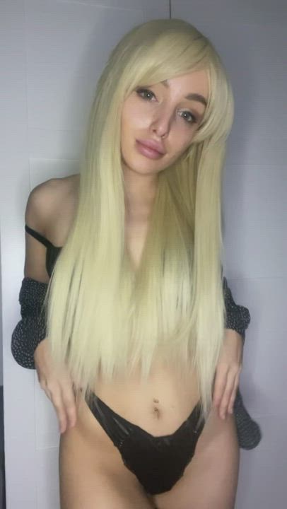 Hi to the same 4 guys who see me stripping half naked 😍 😋 | Scrolller