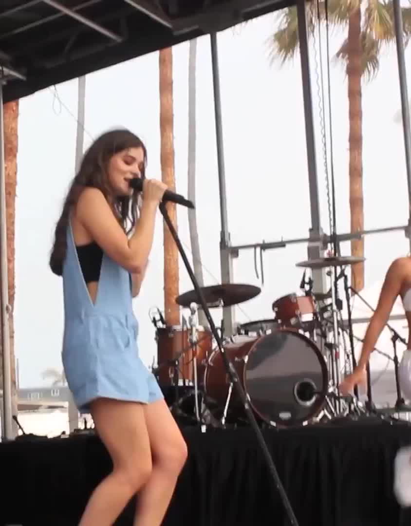 Hailee Steinfeld performing at Venice Beach | Scrolller