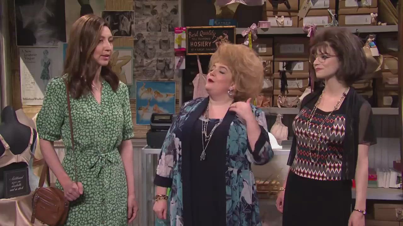 Heidi Gardner getting groped on SNL (2021) | Scrolller