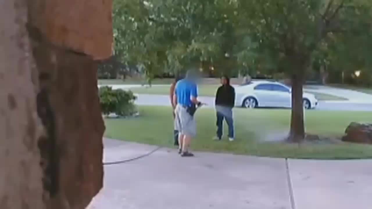This guy watering his yard seems like an easy target to rob | Scrolller
