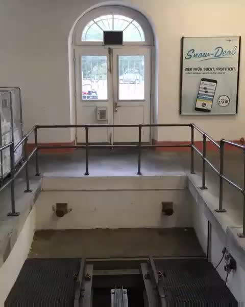 Cable car journey through the fog | Scrolller