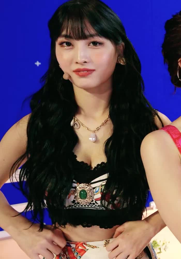 TWICE - Momo | Scrolller