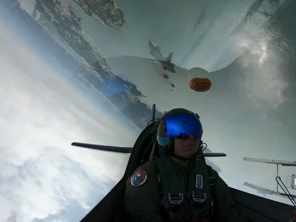 Pilot enjoys in-flight dining | Scrolller