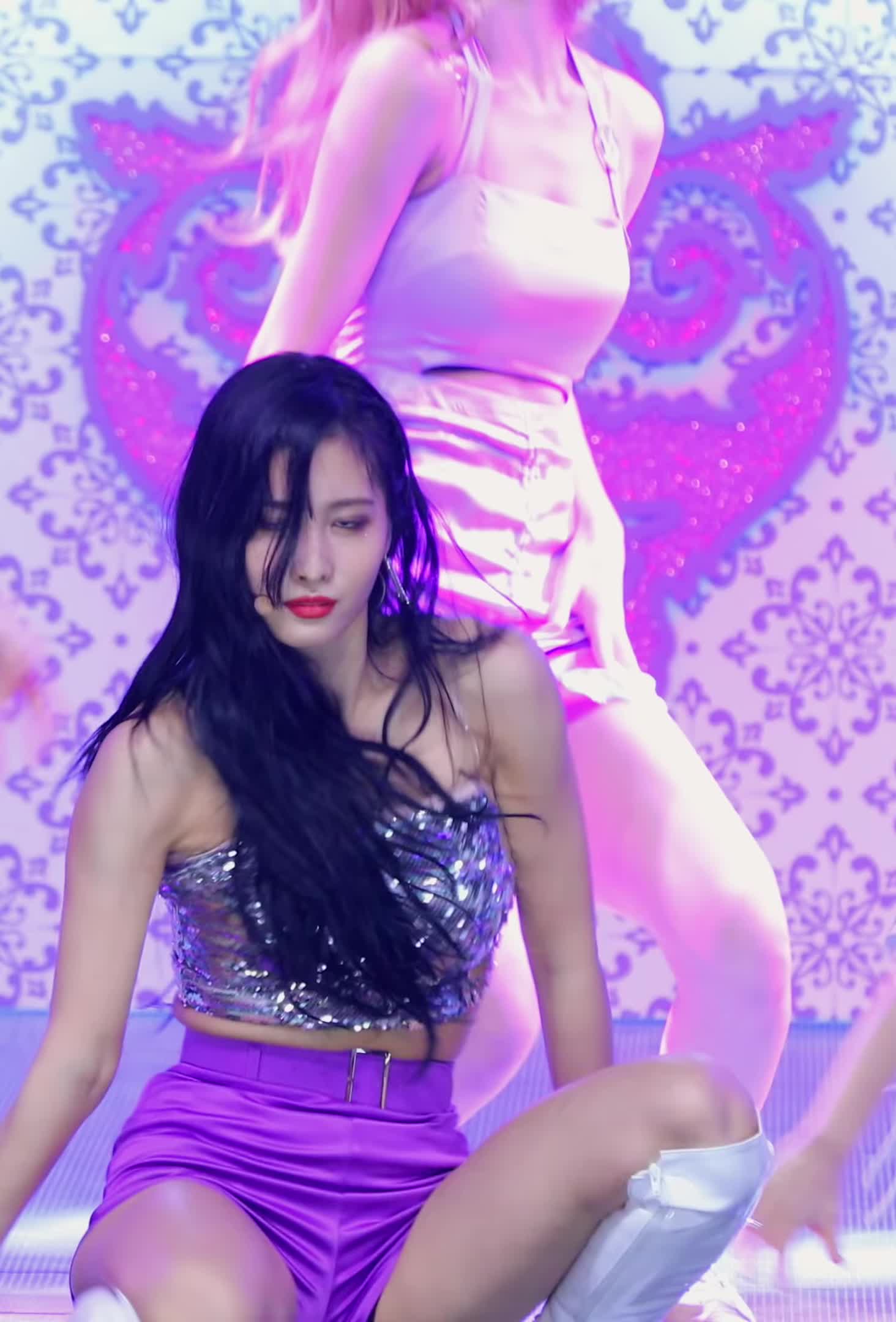 The way Momo gets up is 👌 | Scrolller