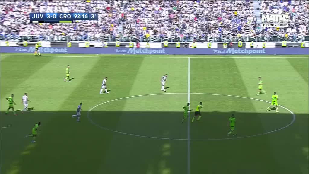 Mandzukić close half-way line attempt (X-post from r/soccer) | Scrolller