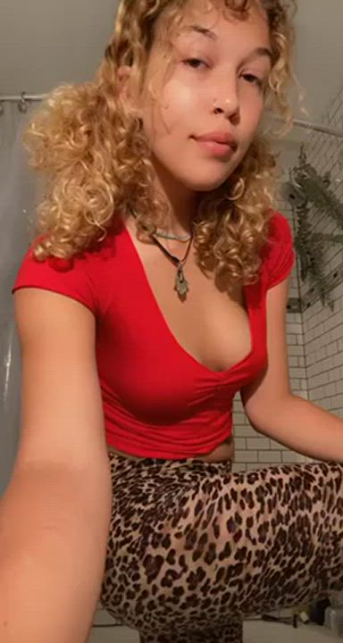 Love to ride top and feel my juicy peach jiggle!! 🍑😋 | Scrolller