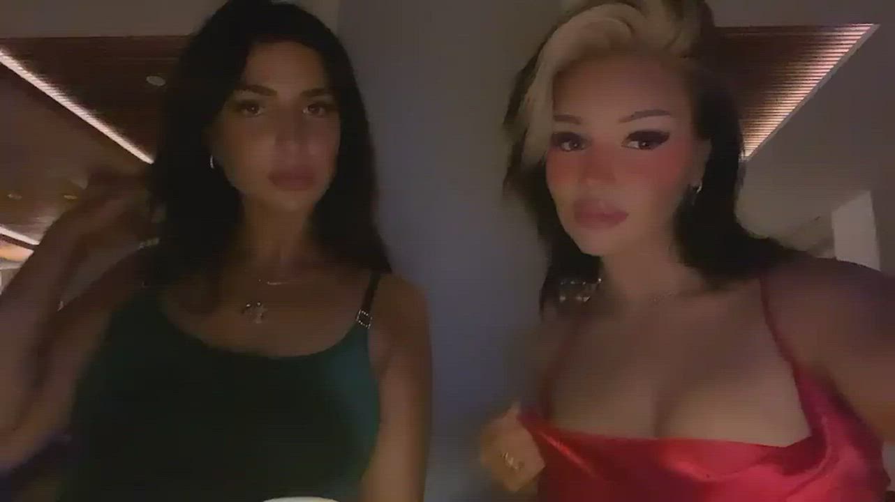 Who looks better? Me(right) or my sis(left) be honest!😌 | Scrolller