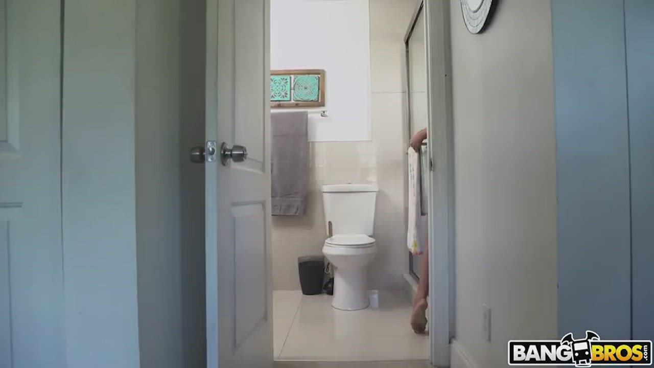 Big Tit Cream Pie - First Time Masseuse Gives a Satisfying Massage (HD) | Scrolller