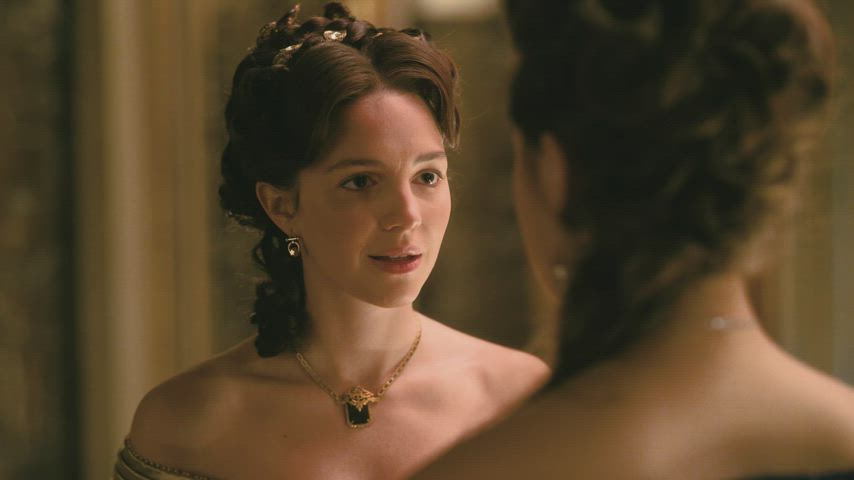 Hailee Steinfeld and Ella Hunt (Dickinson) | Scrolller