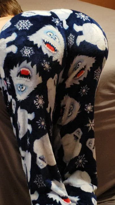 Girl shakes her bubble butt on hidden cam | Scrolller