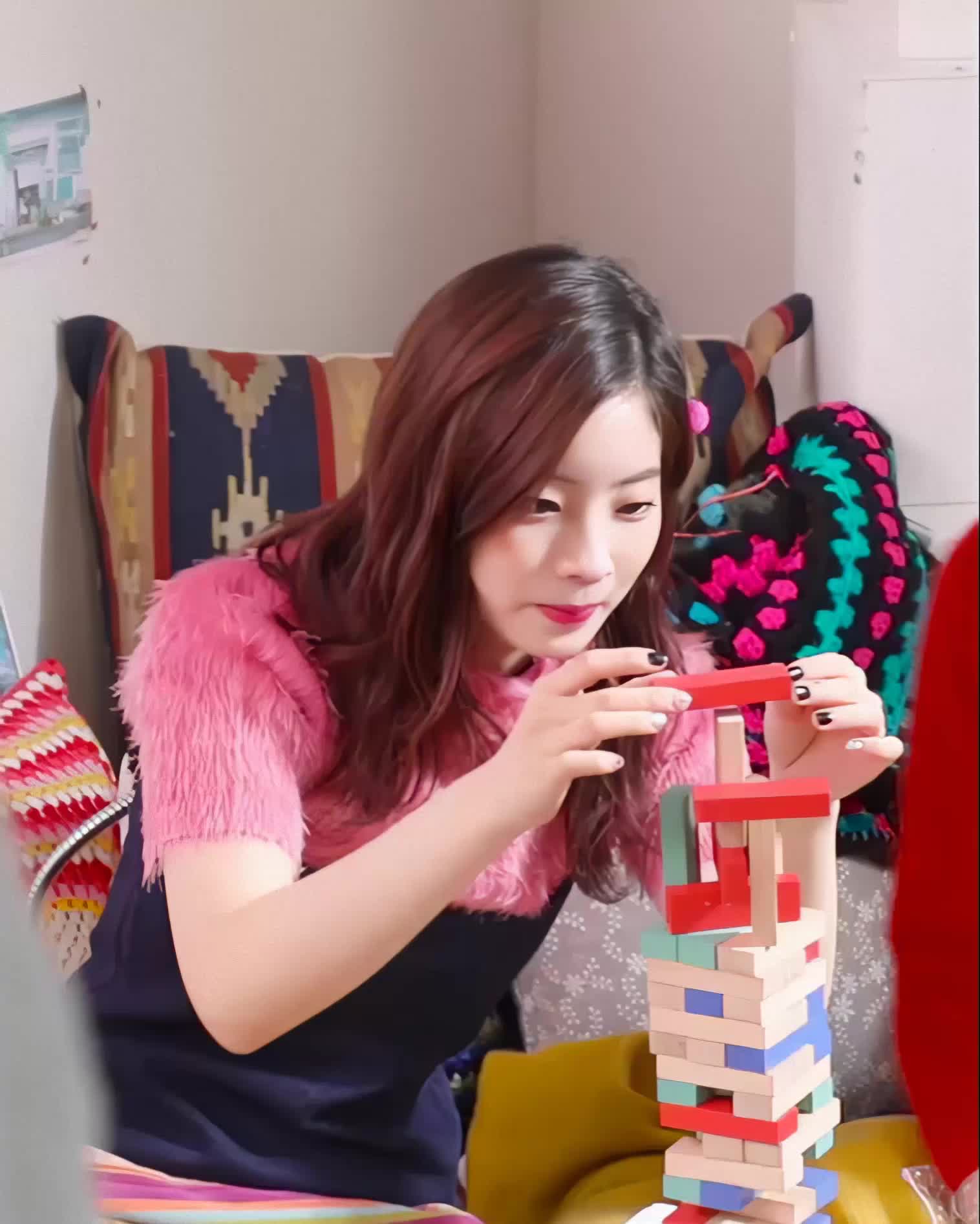 Dahyun versus Jenga | Scrolller