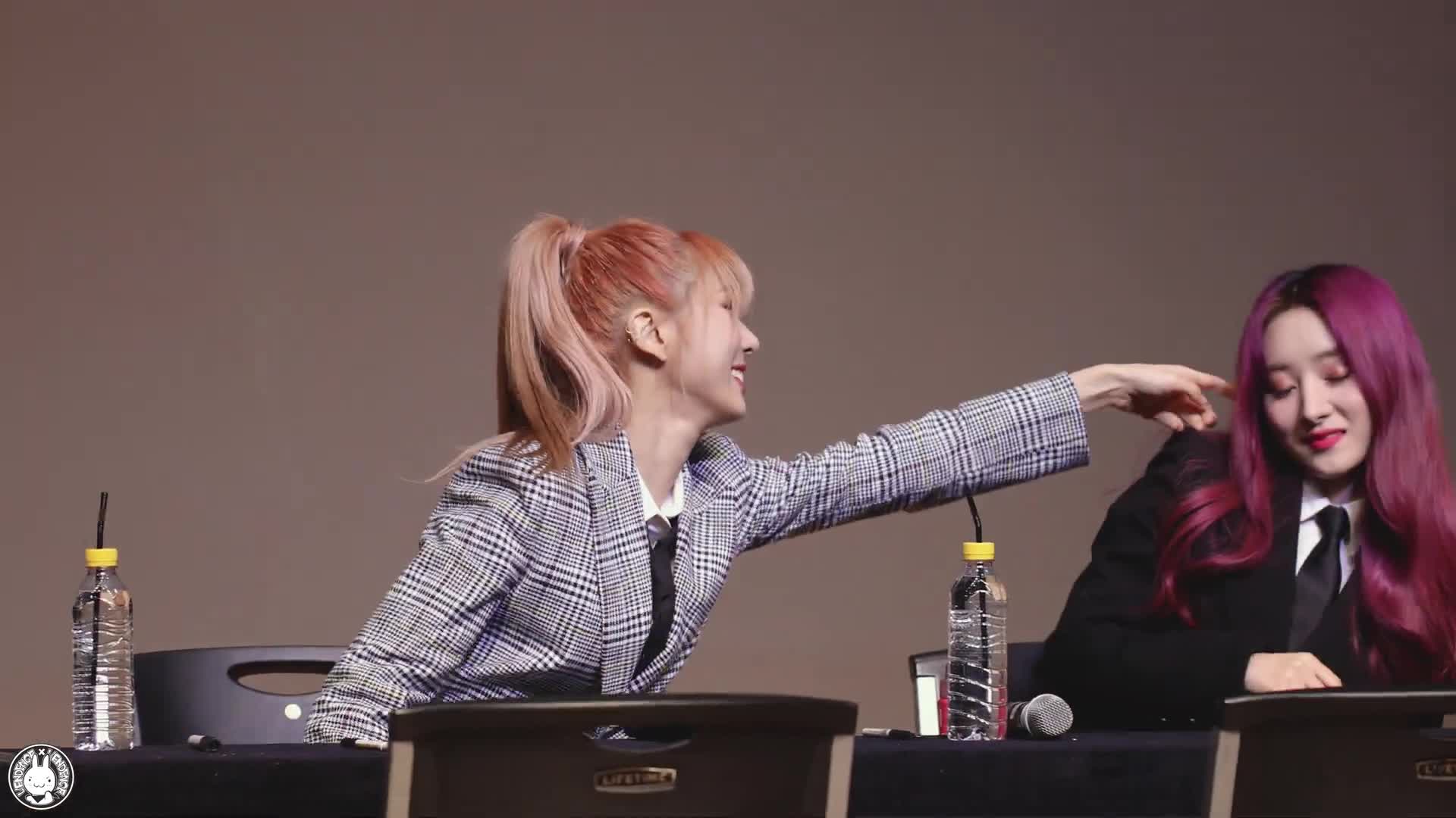 Yoohyeon teasing SuA | Scrolller