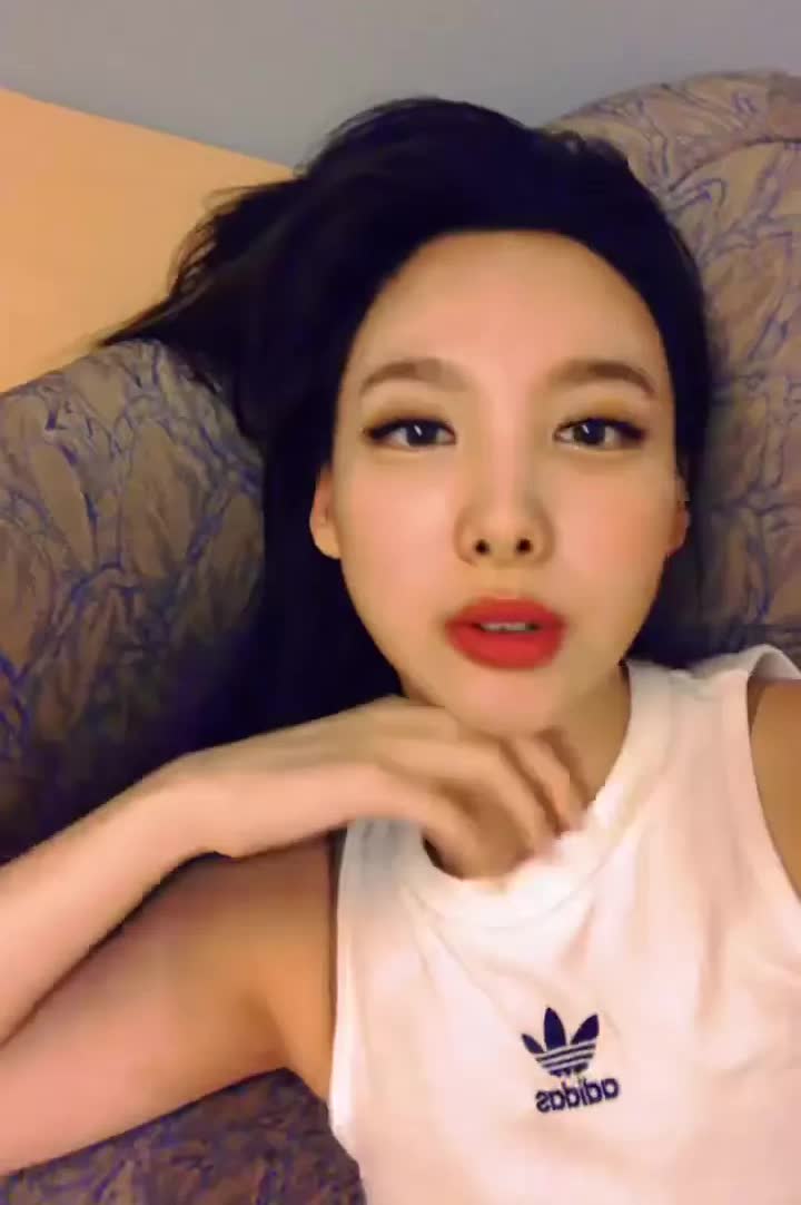 Stunning Nayeon | Scrolller