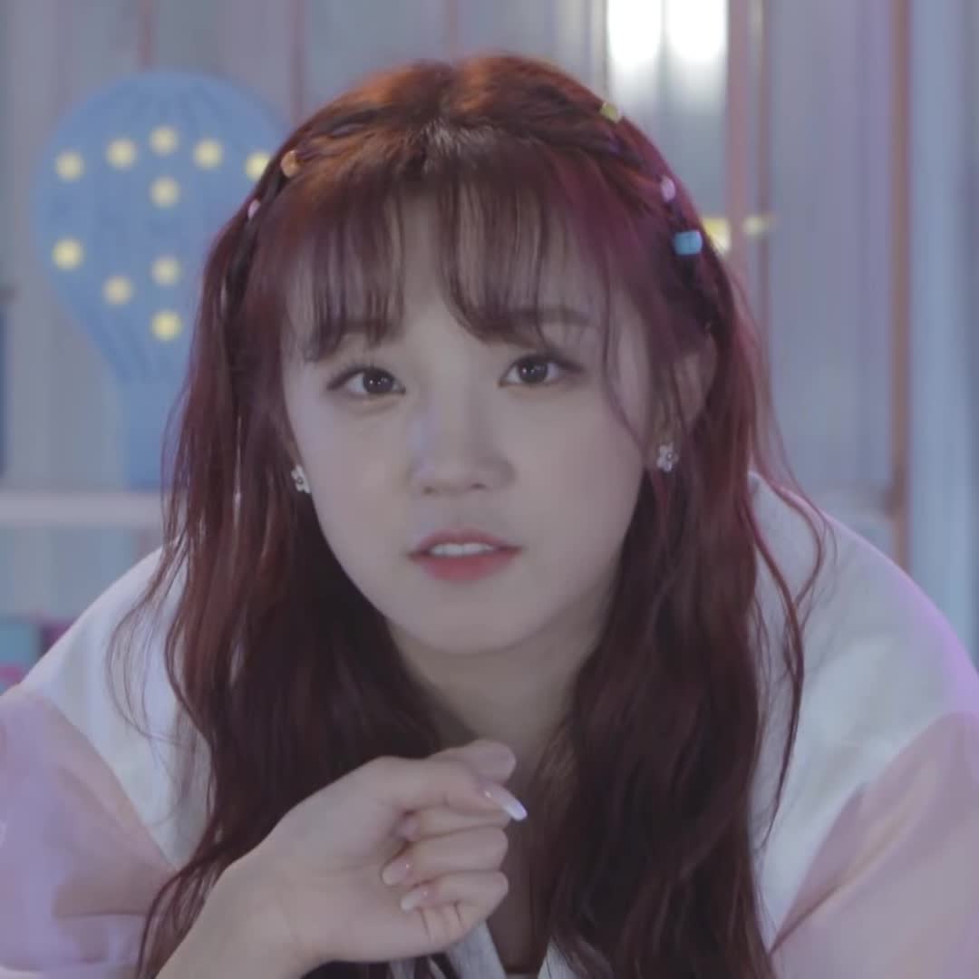 Yuqi's look of approval | Scrolller