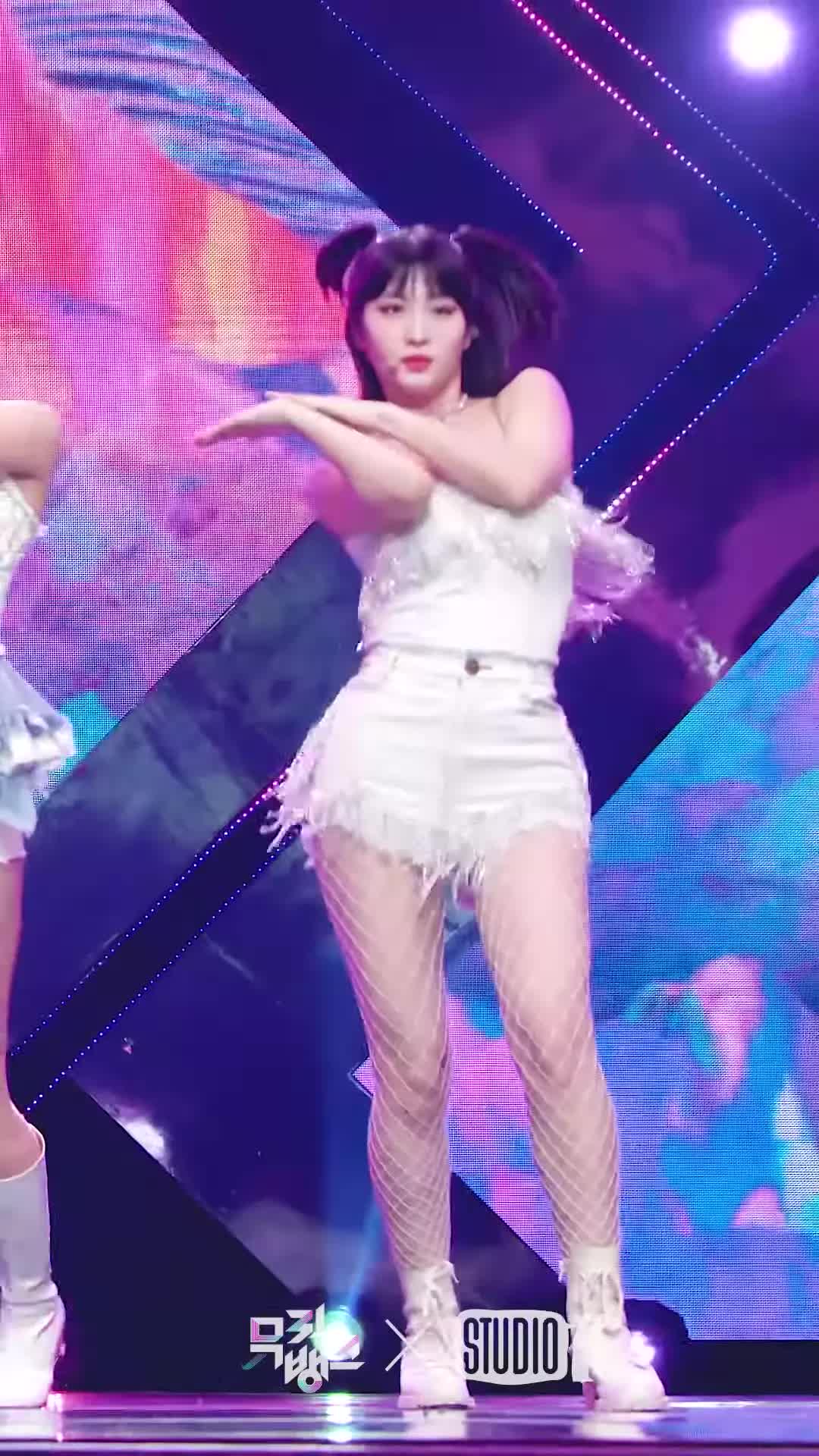Twice - Momo | Scrolller