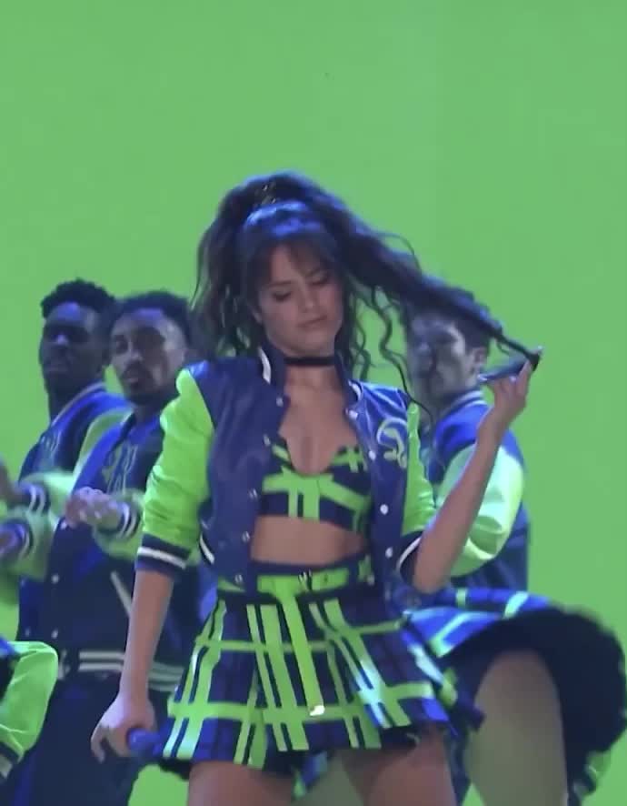 Camila moving her hips | Scrolller