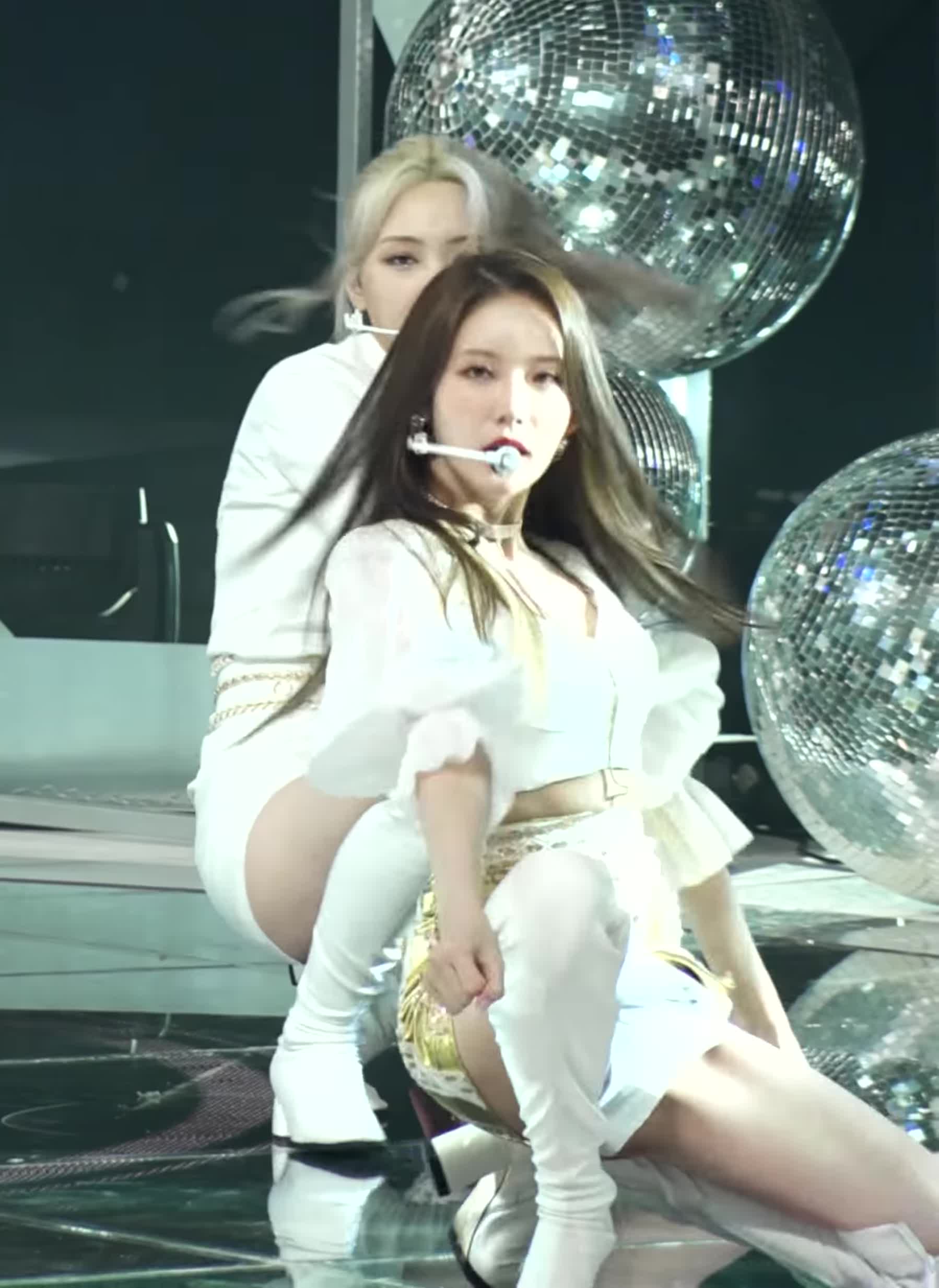 WJSN - Luda & Eunseo | Scrolller