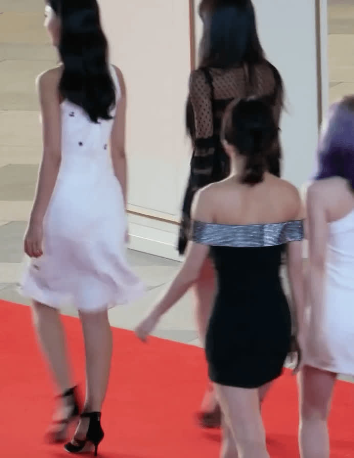 Red carpet dresses | Scrolller