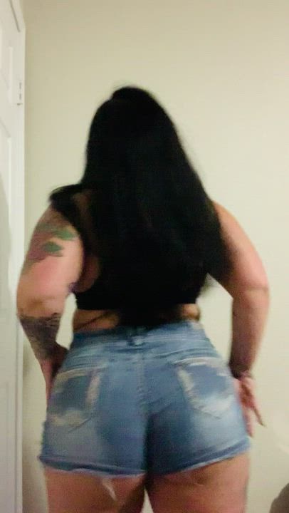 Moms can twerk a juicy booty better 😋 | Scrolller