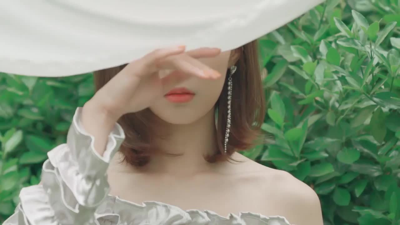 Handong's gaze | Scrolller