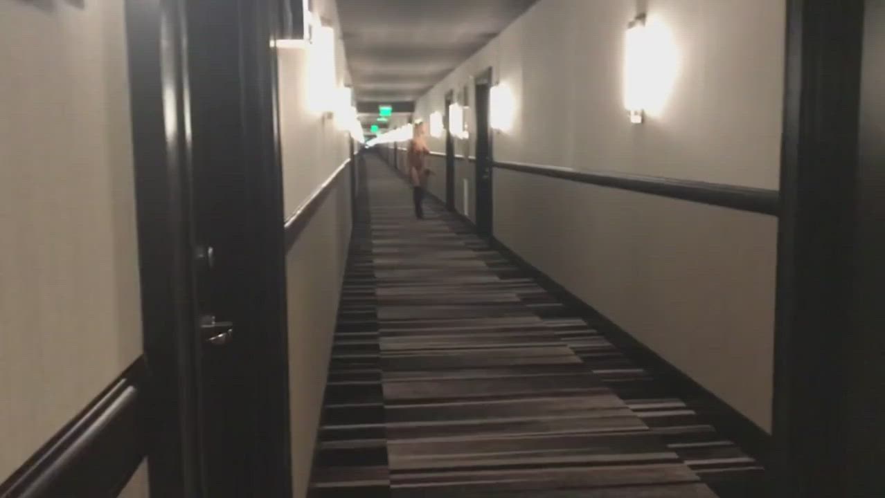 Naked in the hotel hallway | Scrolller