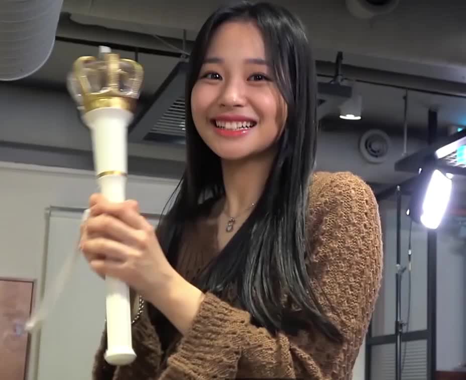 Jihan vibing out with loona's lightstick | Scrolller