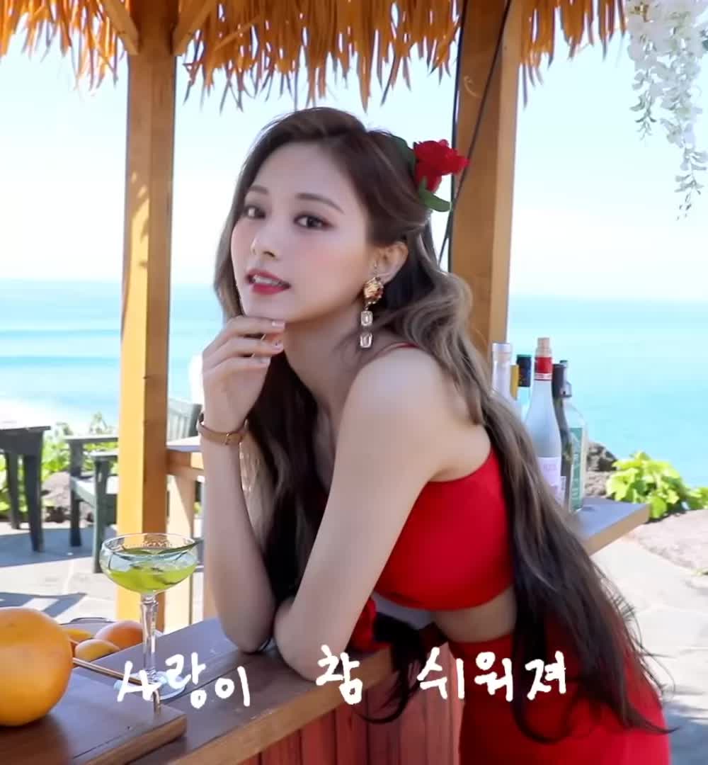 Stunning Tzuyu | Scrolller