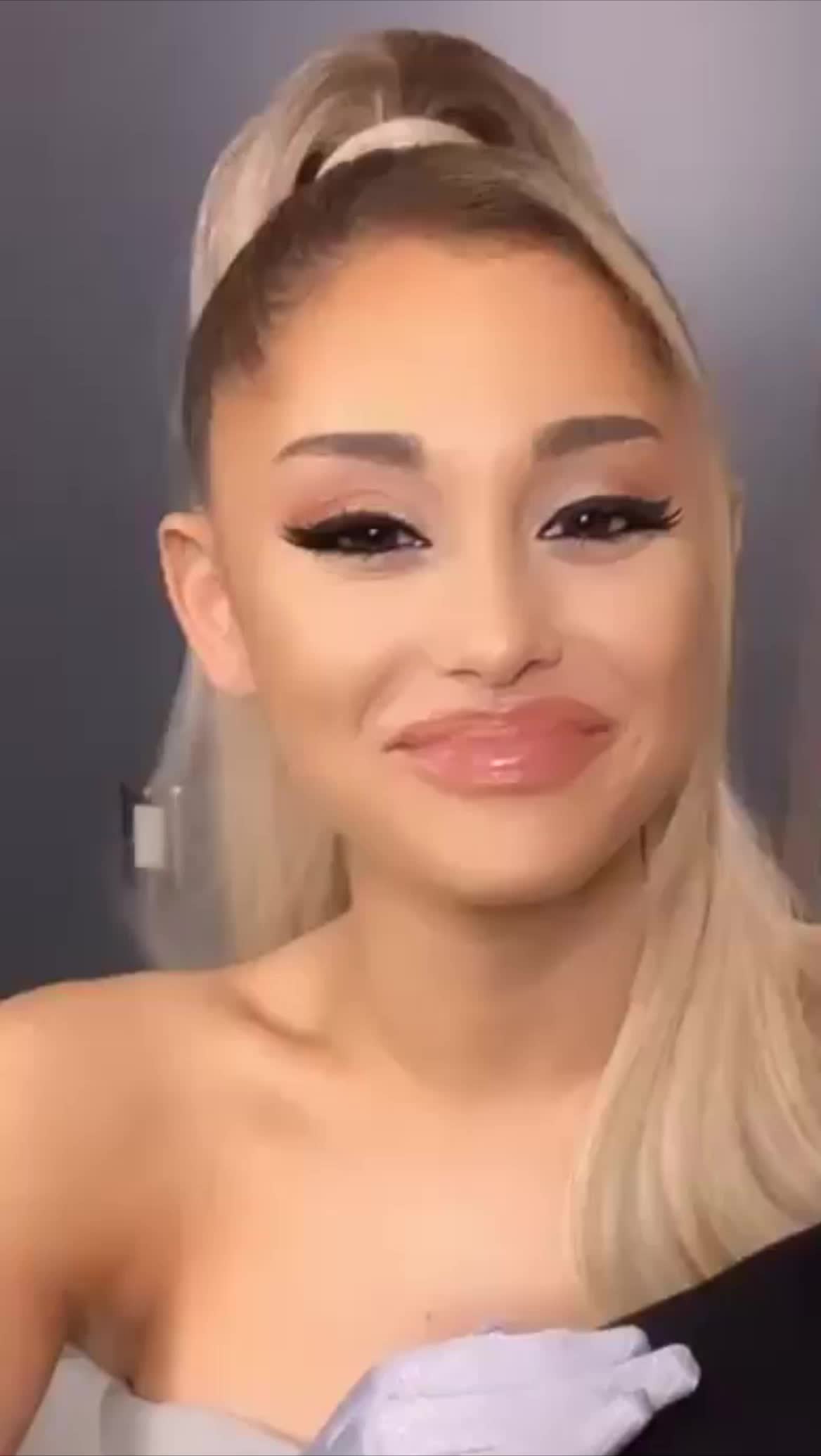 Her lips are heaven | Scrolller