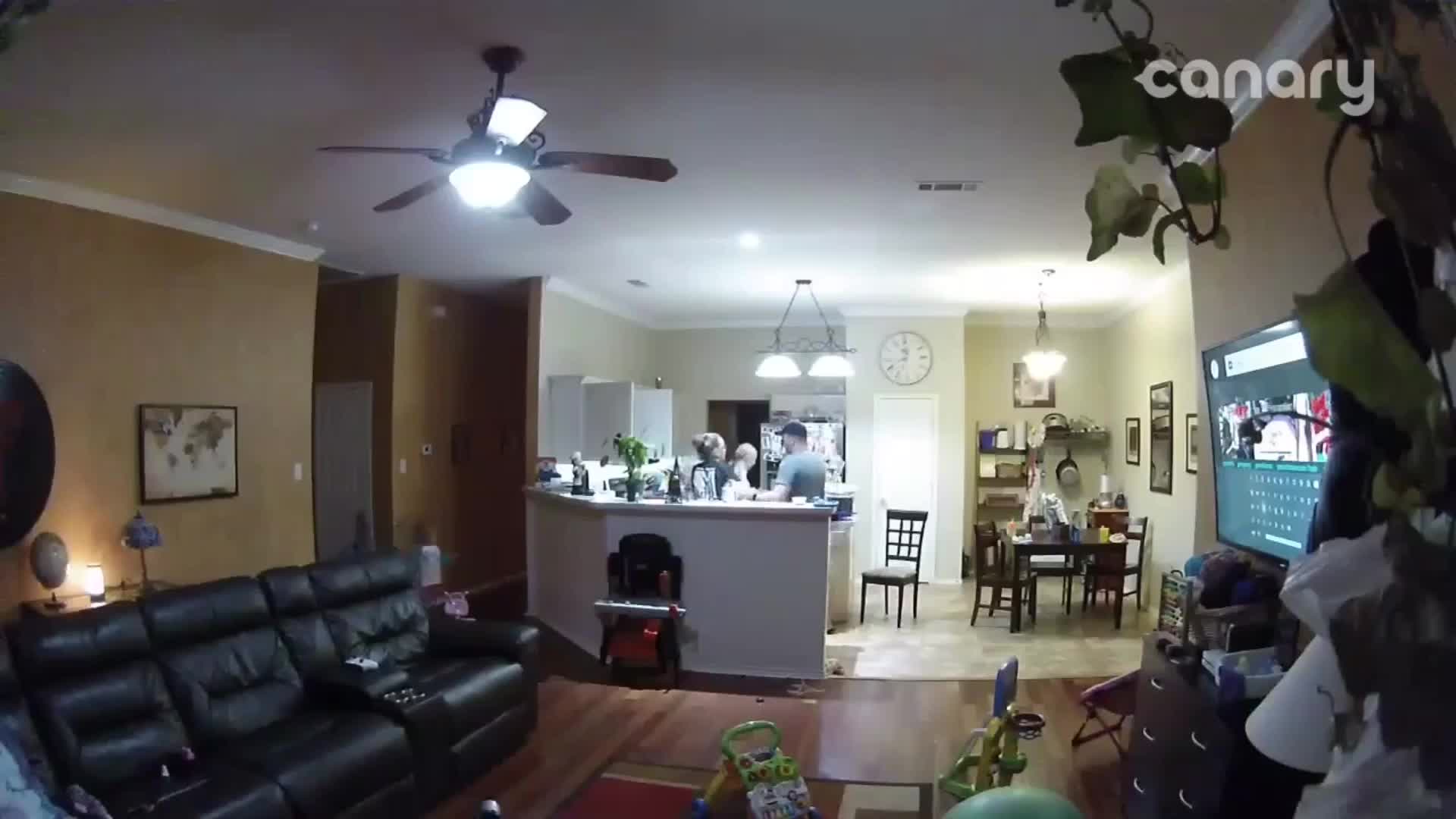 Two kids, one dad. | Scrolller