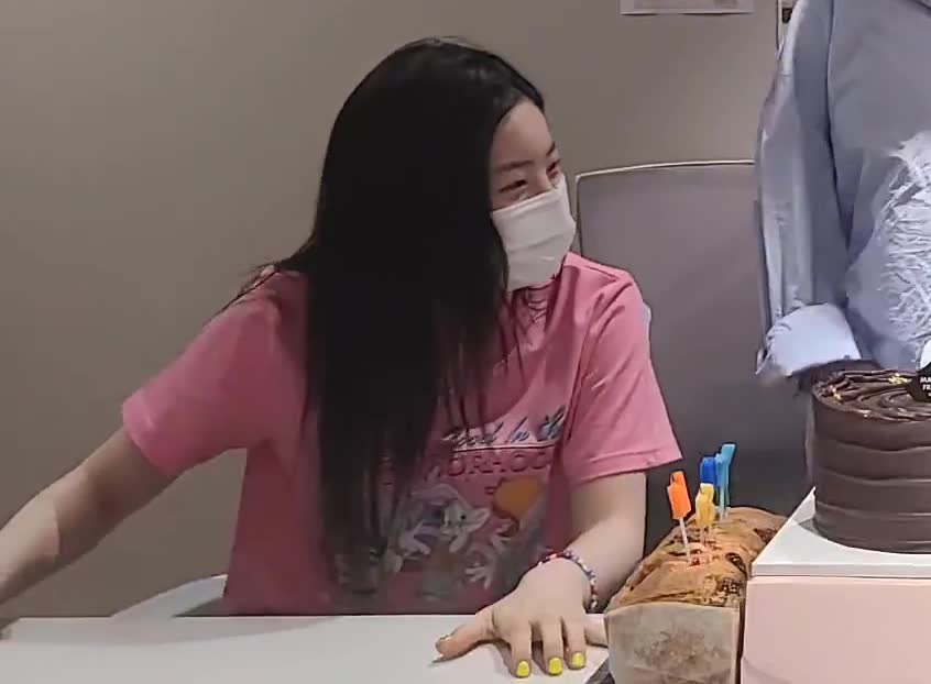 Dahyun rolling away | Scrolller