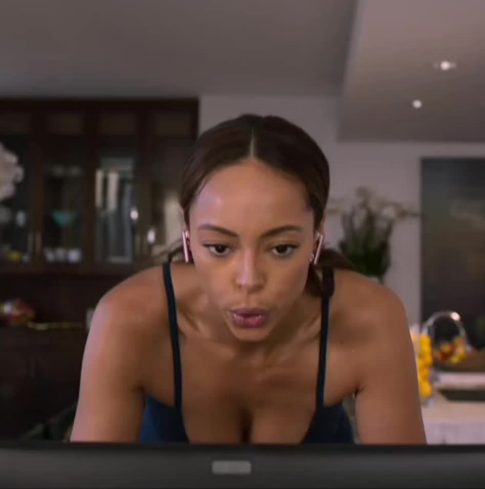 Amber Stevens looking good in her new show | Scrolller