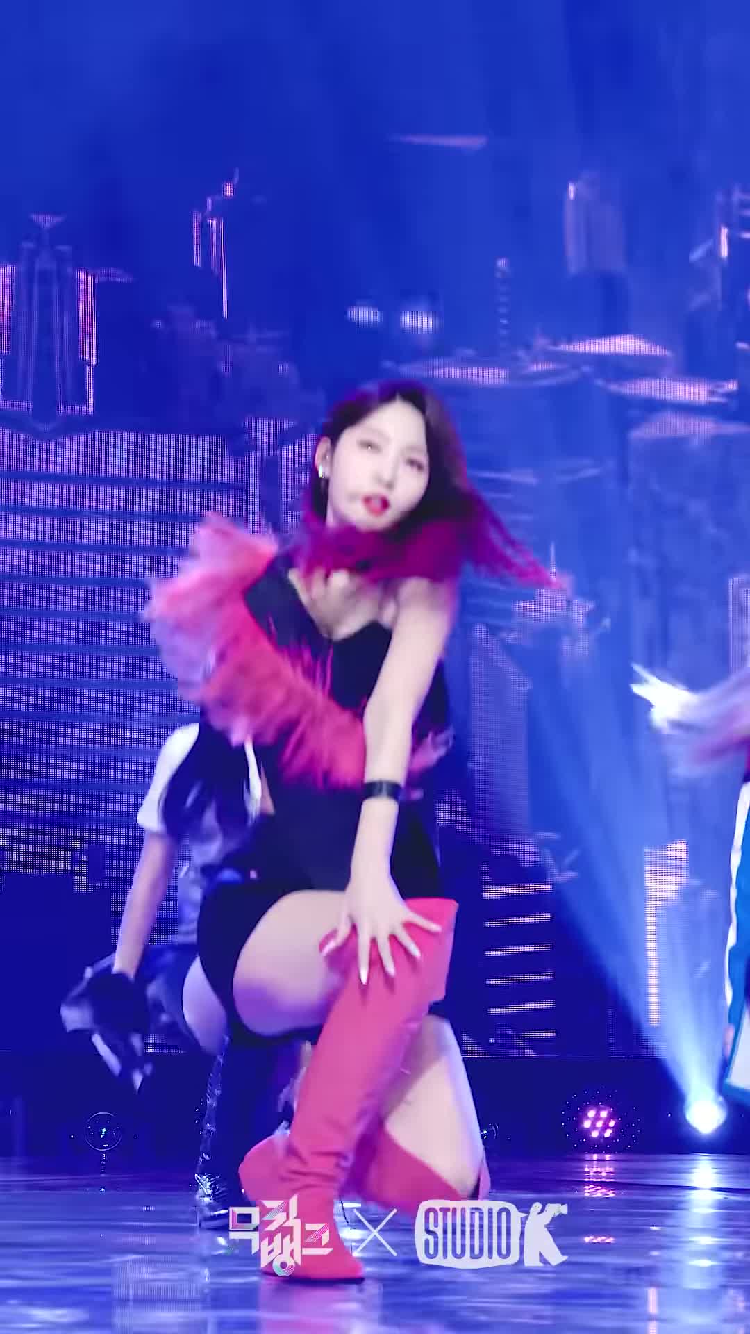 EVERGLOW - Sihyeon | Scrolller