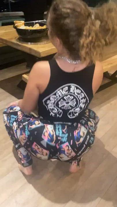 Mulatto Twerking Her Fat Ass Scrolller