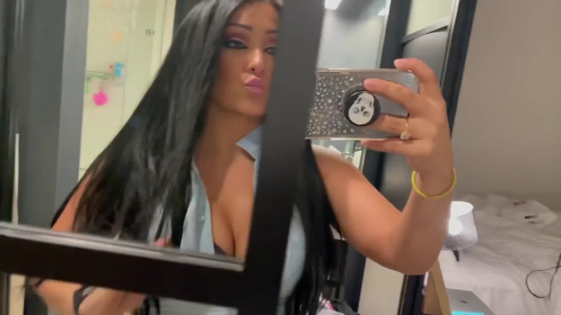 Mandy Leon | Scrolller