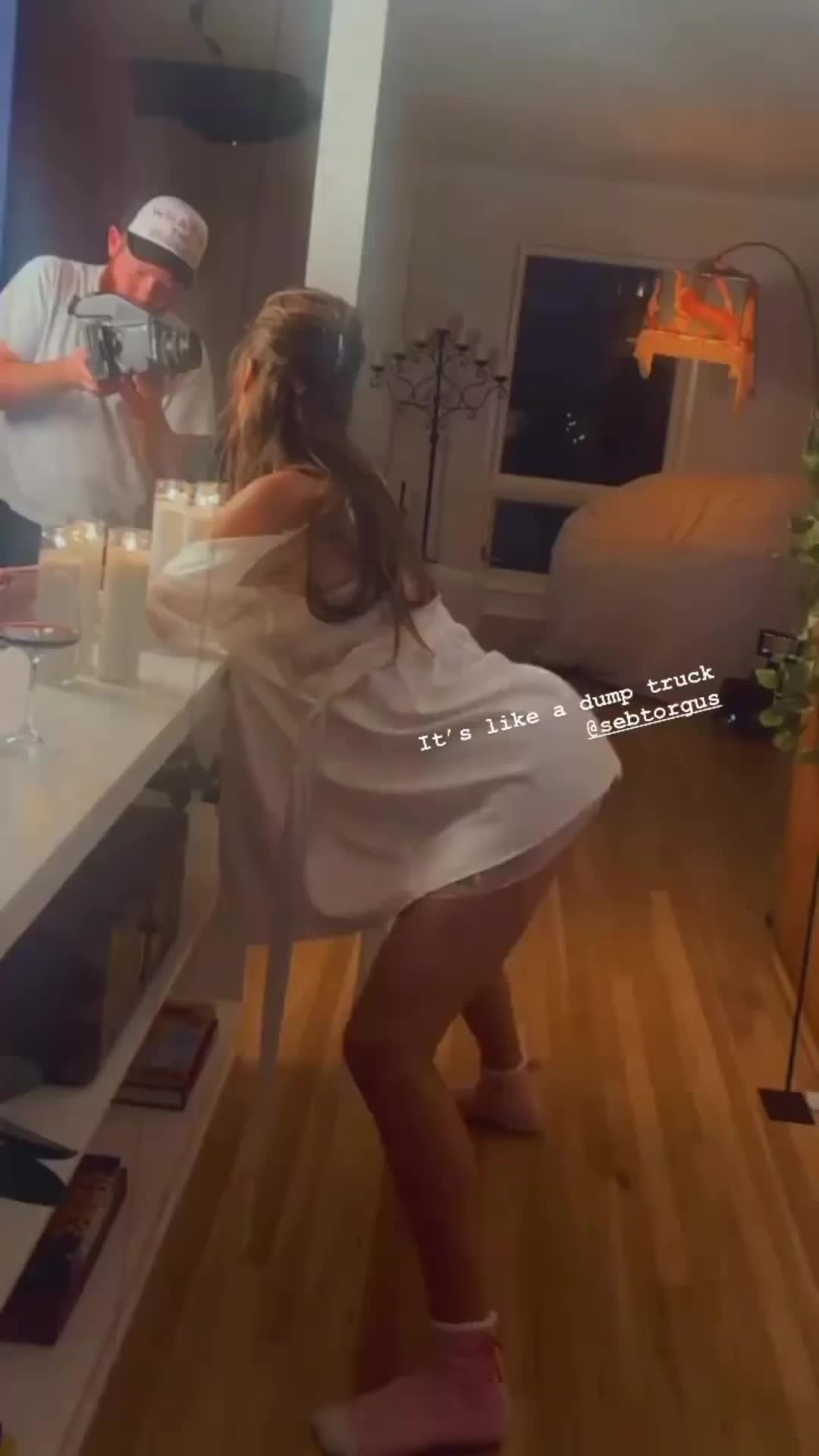 Lingerie twerk | Scrolller