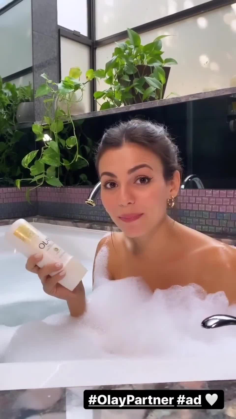Victoria Justice Scrolller