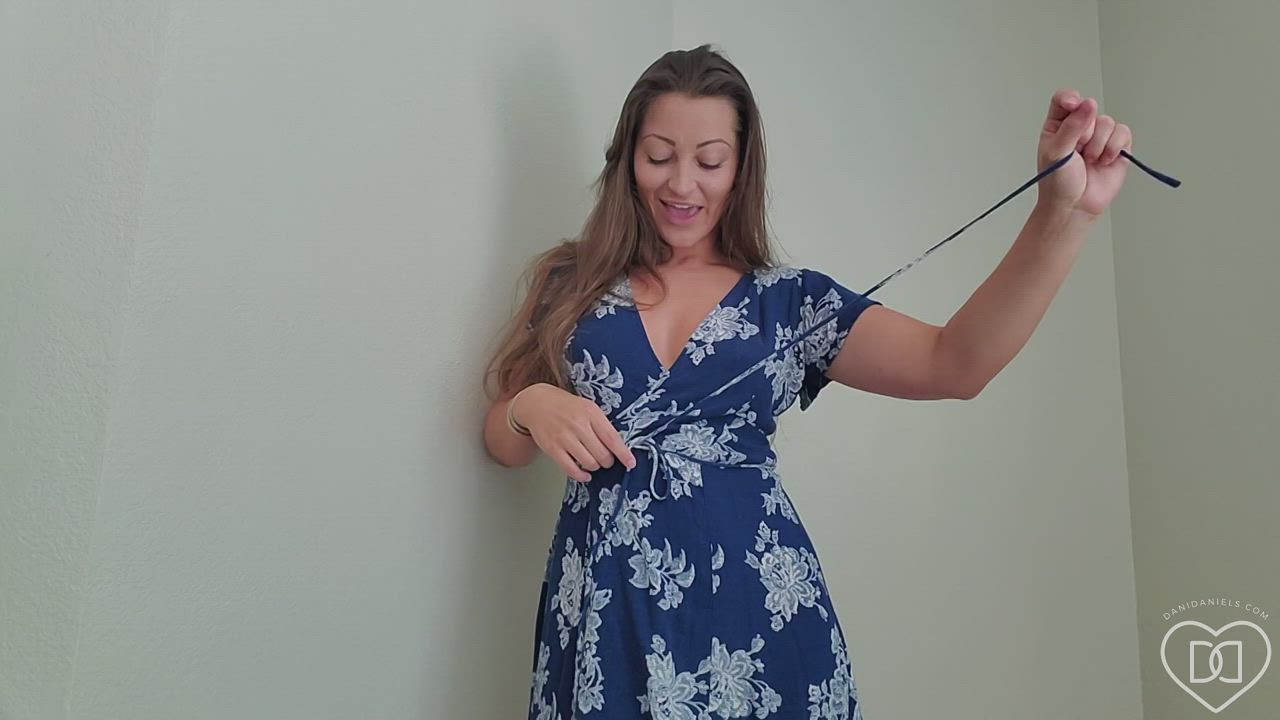 Dani Shows Off Her Incredible Body Scrolller
