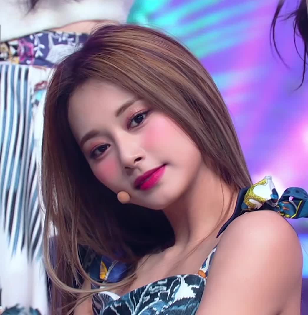 Stunning Tzuyu | Scrolller