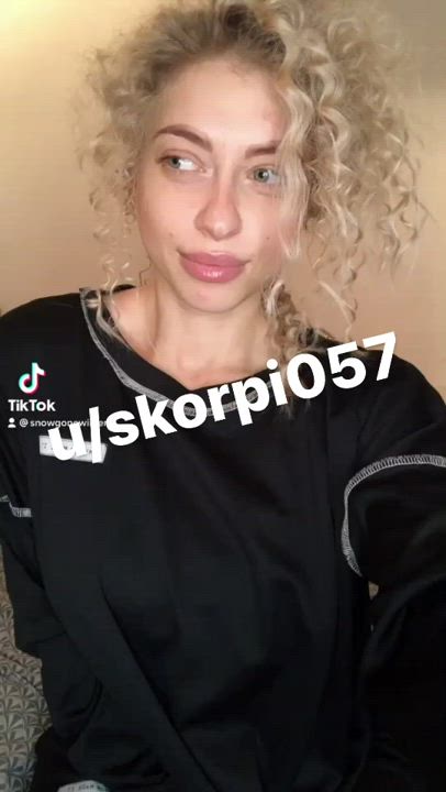 Somebody has fulls with her? | Scrolller