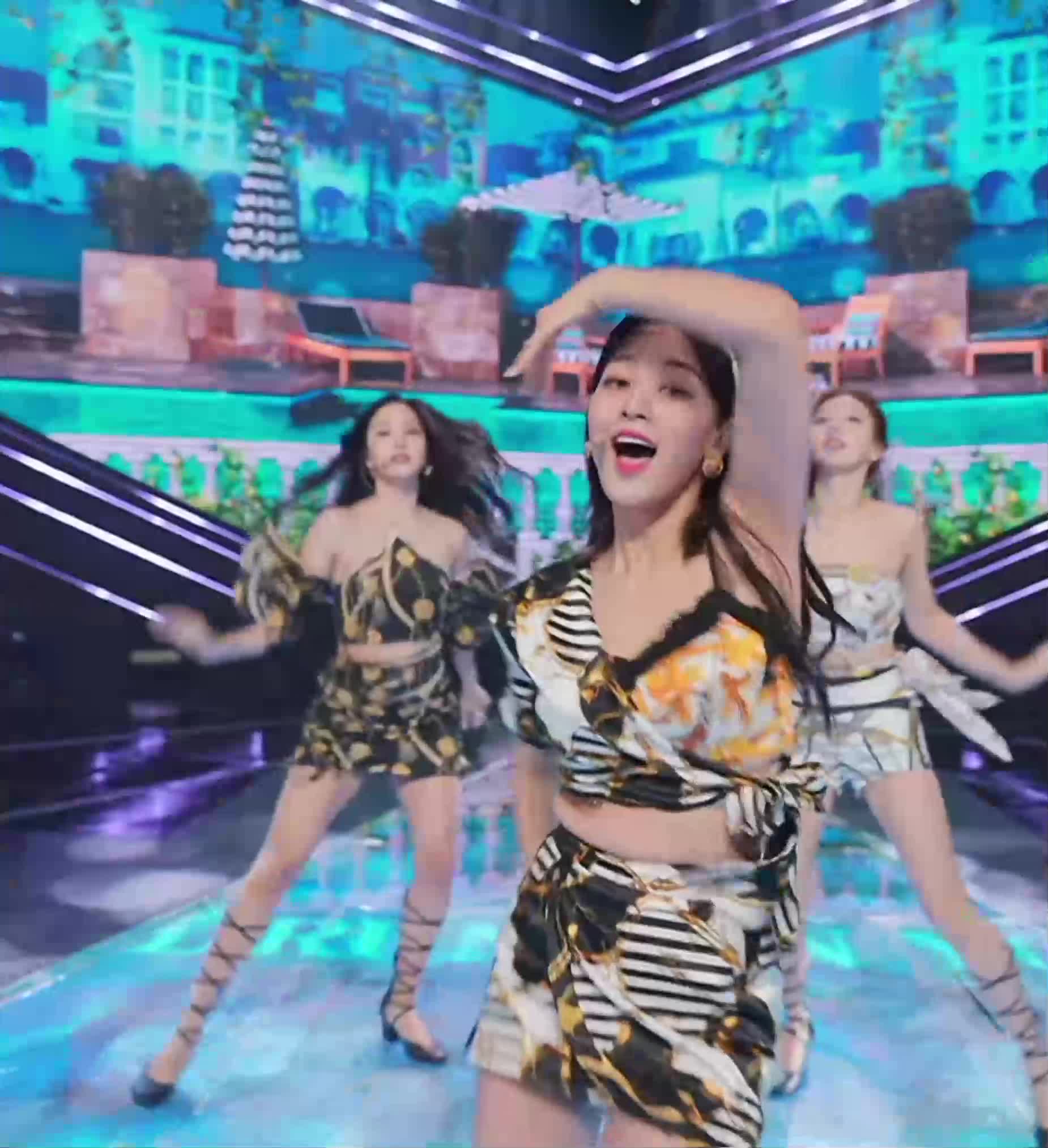 Stunning Jihyo (ft. TWICE) | Scrolller