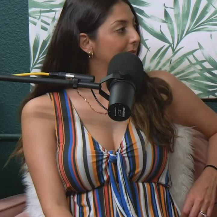 Tiff Cleavage 11 | Scrolller