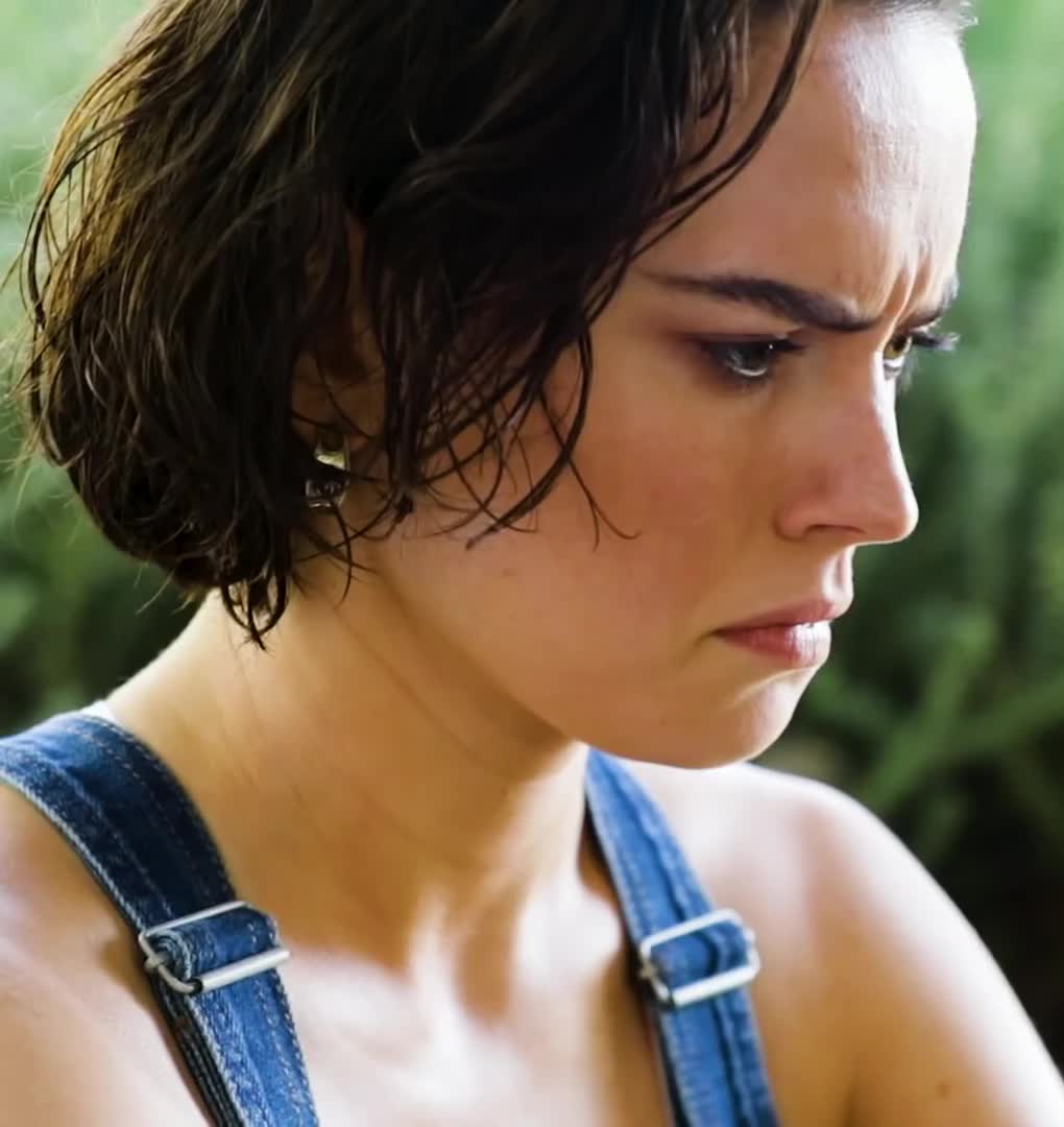 Daisy Ridley reading the comments on this sub about guys wanting to be her toilet. | Scrolller