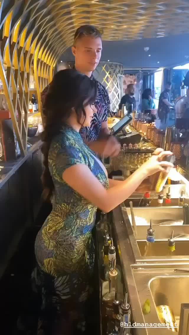 Curvy Bartender | Scrolller