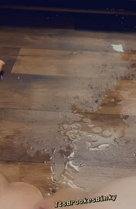 (F) 22 - Shared kitchen 😬 I peed so much I thought I’d never stop 🤪😹 someone come help me clean ...