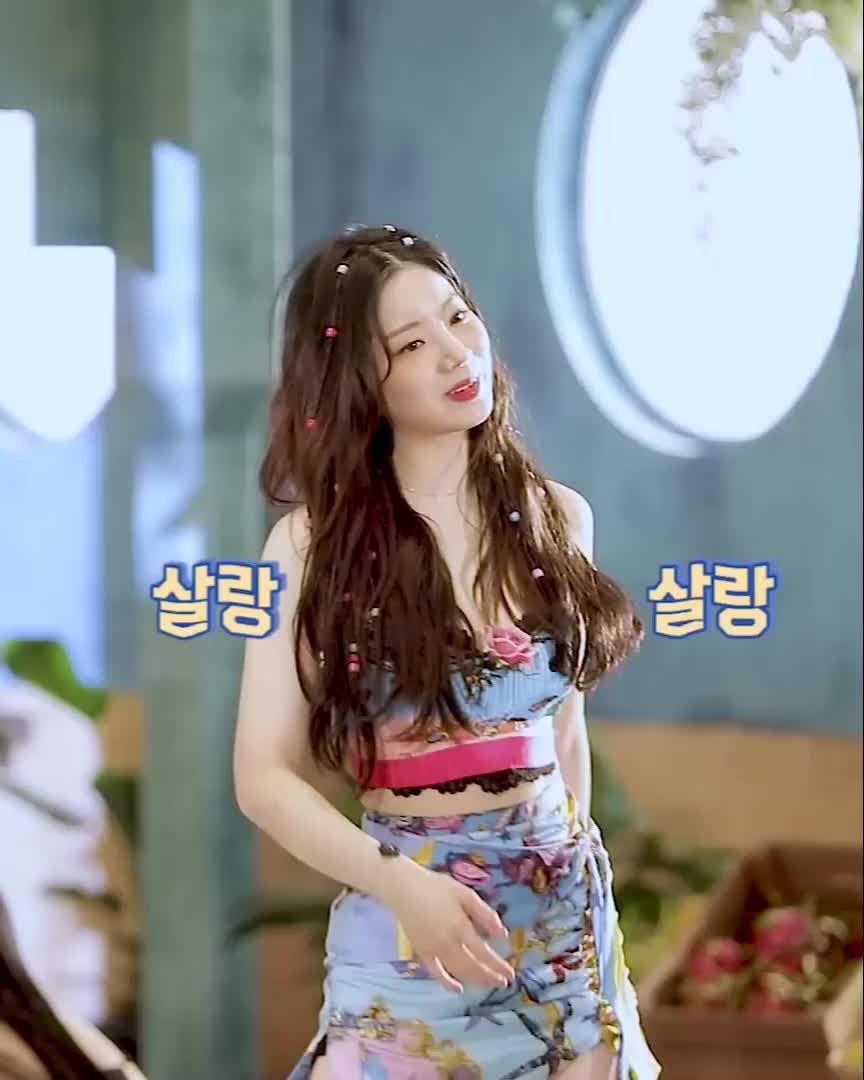 210622 - Dahyun spots the camera too late | Scrolller