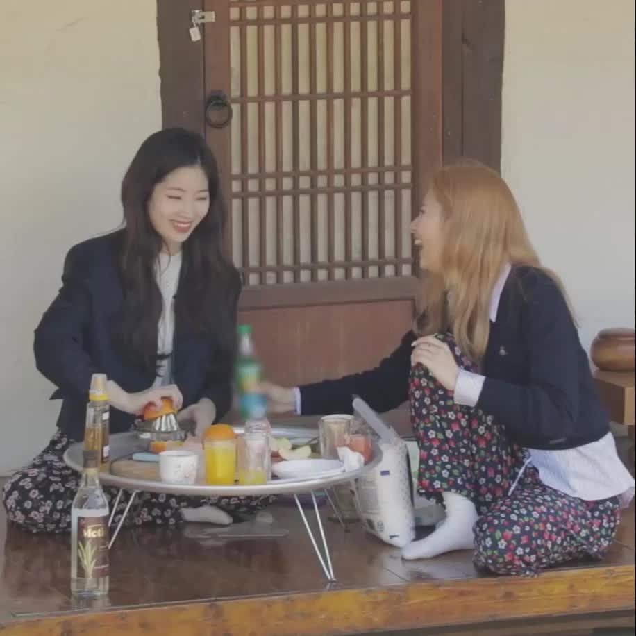 210716 - Dahyun and Sana laughing | Scrolller