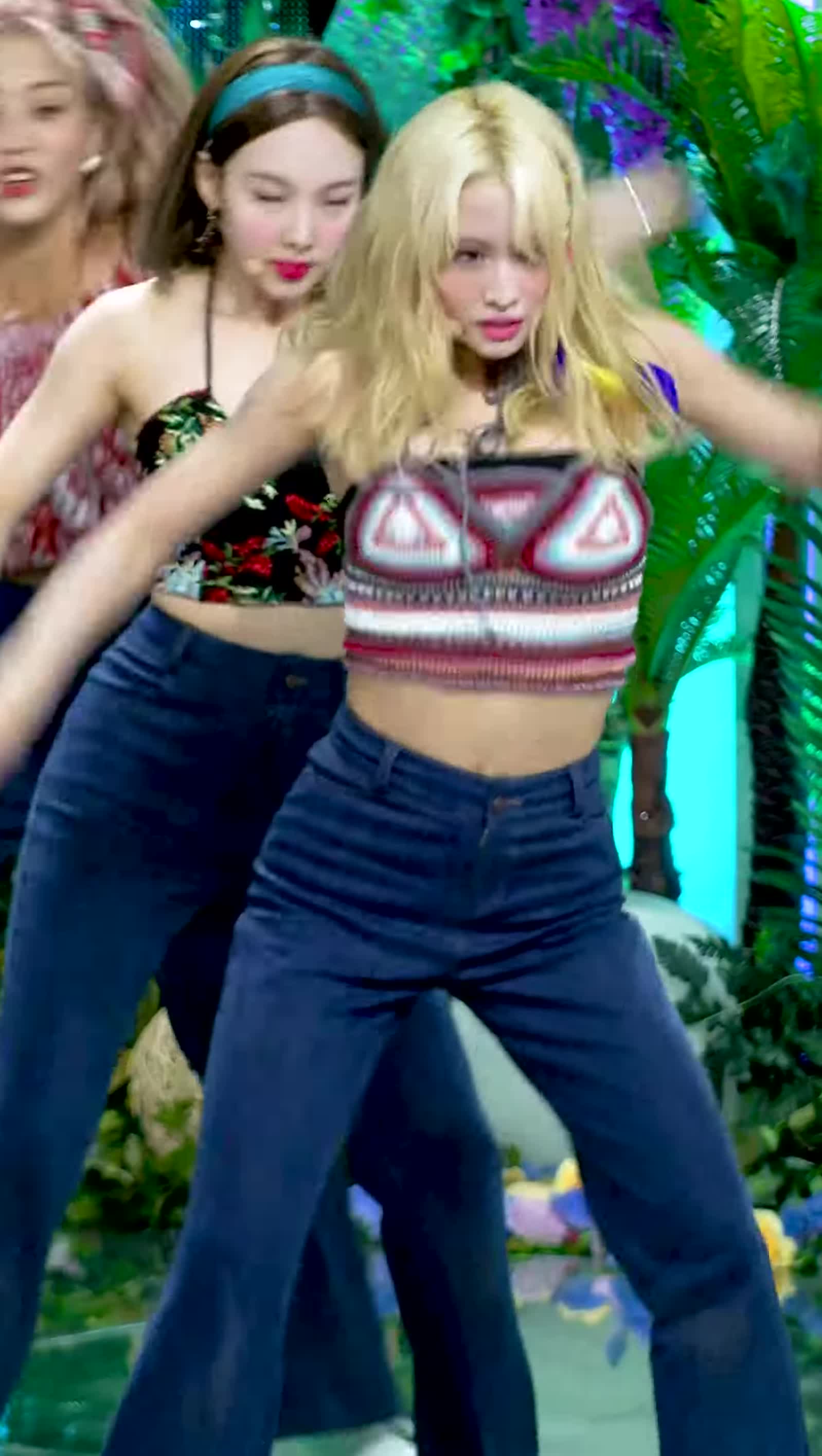 Twice - Momo | Scrolller