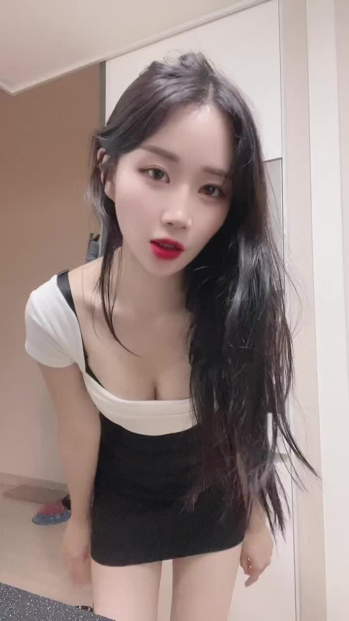 Dancing Korean girl | Scrolller